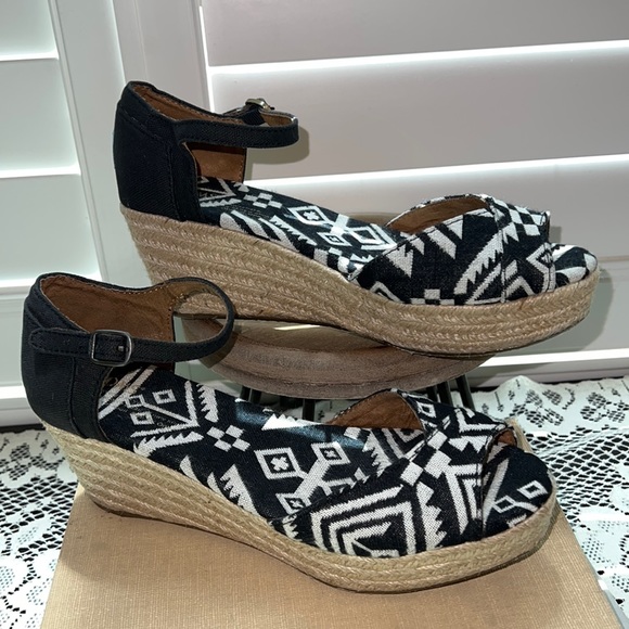 Toms | Shoes | Toms Aztec Print Wedge Sandals Size 75 | Poshmark
